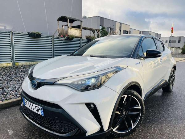 White Toyota C-HR 2022 in Kaunas, with an engine capacity of 1.99 L and mileage of 51 thousand km for 23190 €, photo 1 on AUTOMOTO.COM.LV