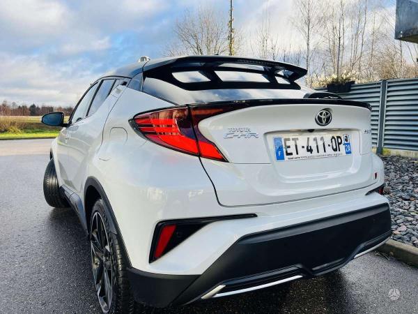 White Toyota C-HR 2022 in Kaunas, with an engine capacity of 1.99 L and mileage of 51 thousand km for 23190 €, photo 4 on AUTOMOTO.COM.LV