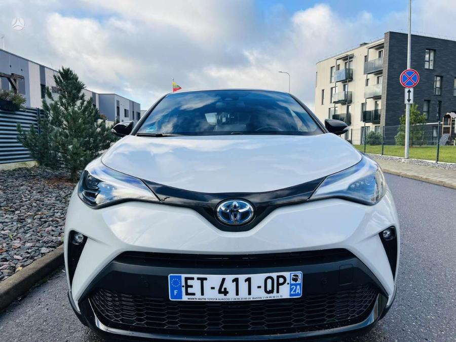 White Toyota C-HR 2022 in Kaunas, with an engine capacity of 1.99 L and mileage of 51 thousand km for 23190 €, photo 8 on AUTOMOTO.COM.LV
