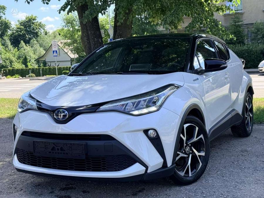 White Toyota C-HR 2022 in Ukmerge, with an engine capacity of 1.80 L and mileage of 189 thousand km for 17650 €, photo 1 on AUTOMOTO.COM.LV