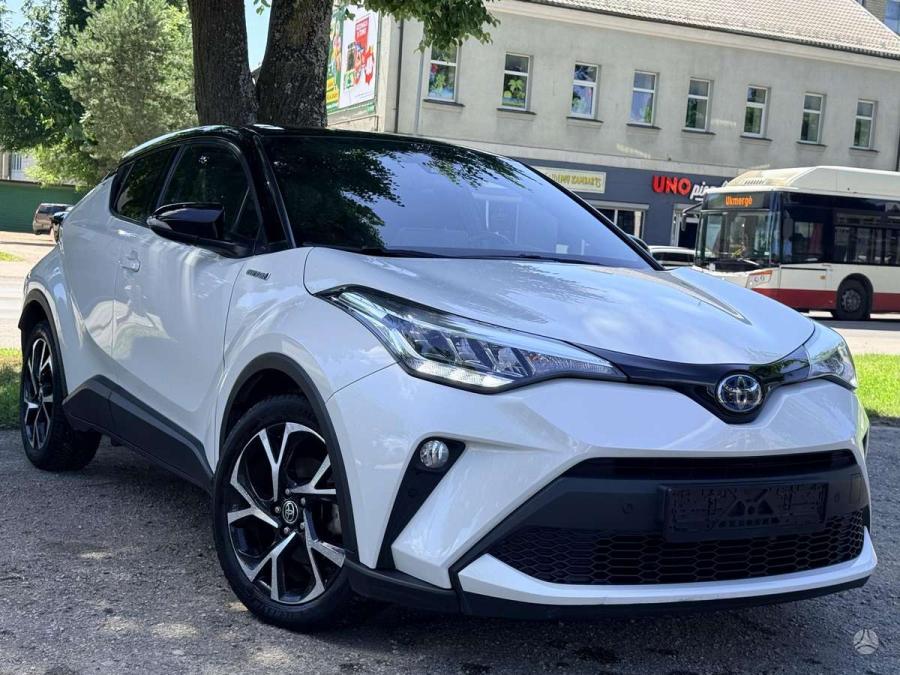 White Toyota C-HR 2022 in Ukmerge, with an engine capacity of 1.80 L and mileage of 189 thousand km for 17650 €, photo 3 on AUTOMOTO.COM.LV