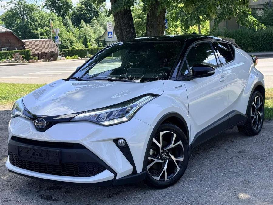 White Toyota C-HR 2022 in Ukmerge, with an engine capacity of 1.80 L and mileage of 189 thousand km for 17650 €, photo 4 on AUTOMOTO.COM.LV