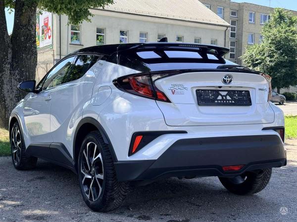 White Toyota C-HR 2022 in Ukmerge, with an engine capacity of 1.80 L and mileage of 189 thousand km for 17650 €, photo 6 on AUTOMOTO.COM.LV
