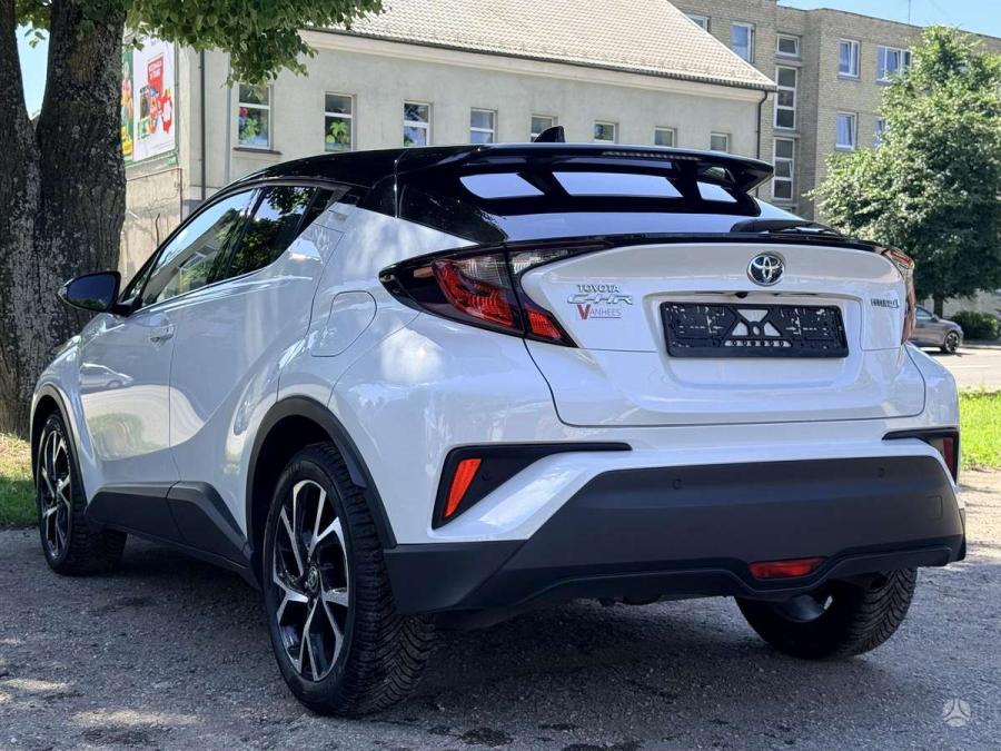 White Toyota C-HR 2022 in Ukmerge, with an engine capacity of 1.80 L and mileage of 189 thousand km for 17650 €, photo 7 on AUTOMOTO.COM.LV