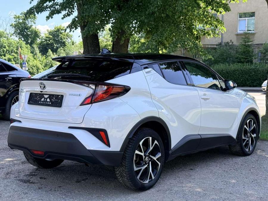 White Toyota C-HR 2022 in Ukmerge, with an engine capacity of 1.80 L and mileage of 189 thousand km for 17650 €, photo 8 on AUTOMOTO.COM.LV