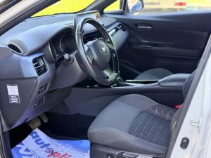 White Toyota C-HR 2022 in Ukmerge, with an engine capacity of 1.80 L and mileage of 189 thousand km for 17650 €, photo 10 on AUTOMOTO.COM.LV