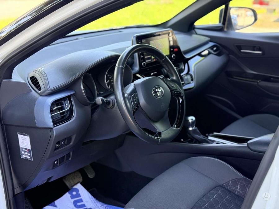 White Toyota C-HR 2022 in Ukmerge, with an engine capacity of 1.80 L and mileage of 189 thousand km for 17650 €, photo 11 on AUTOMOTO.COM.LV