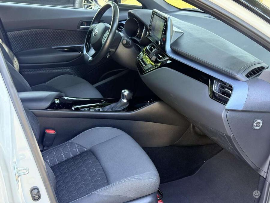 White Toyota C-HR 2022 in Ukmerge, with an engine capacity of 1.80 L and mileage of 189 thousand km for 17650 €, photo 15 on AUTOMOTO.COM.LV