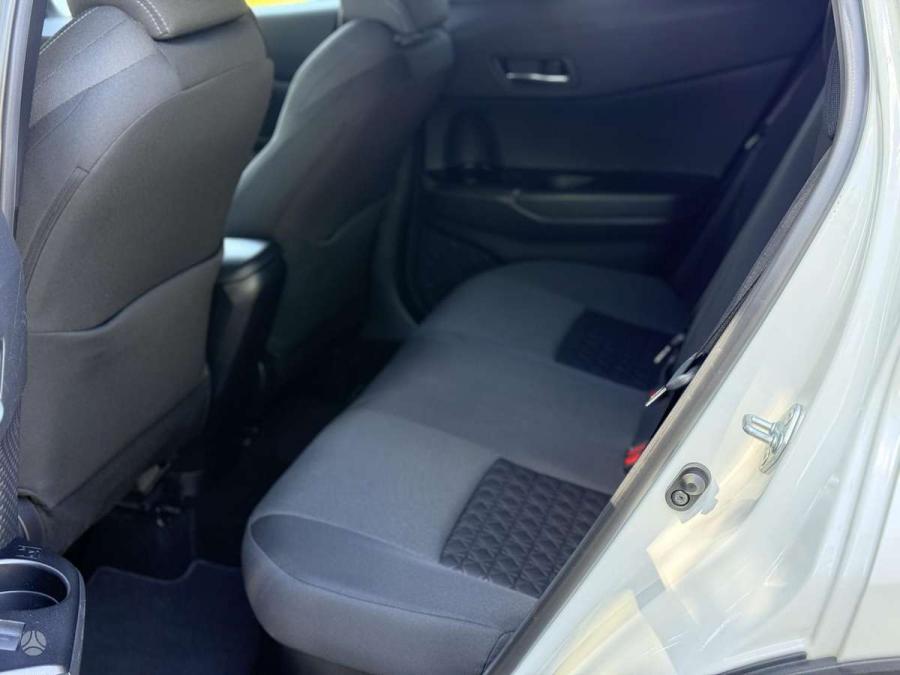 White Toyota C-HR 2022 in Ukmerge, with an engine capacity of 1.80 L and mileage of 189 thousand km for 17650 €, photo 17 on AUTOMOTO.COM.LV