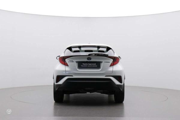 Белый Тойота C-HR 2022 в Вильнюс, объемом двигателя 1.80 л и пробегом 72 тыс. км за 25500 €, фото 4 на AUTOMOTO.COM.LV