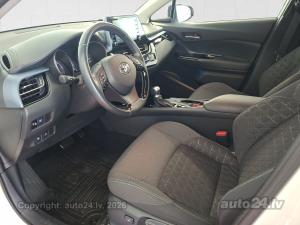 Белый Тойота C-HR 2022 в Вильянди, объемом двигателя 1.80 л и пробегом 42 тыс. км за 22490 €, фото 12 на AUTOMOTO.COM.LV