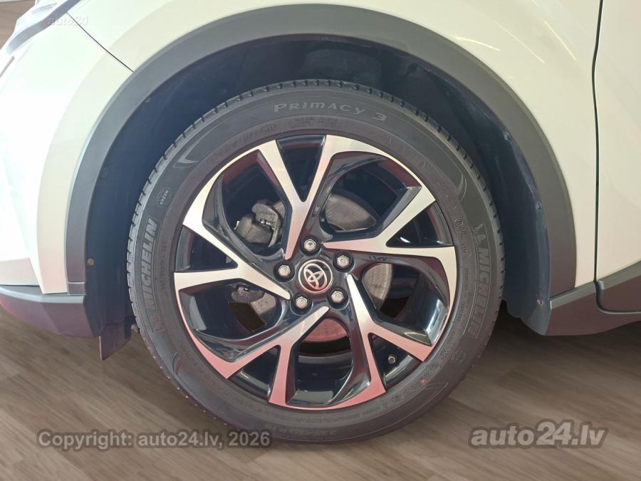 Белый Тойота C-HR 2022 в Вильянди, объемом двигателя 1.80 л и пробегом 42 тыс. км за 22490 €, фото 16 на AUTOMOTO.COM.LV