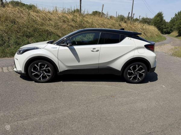 Белый Тойота C-HR 2022 в Таураге, объемом двигателя 1.80 л и пробегом 44 тыс. км за 20900 €, фото 2 на AUTOMOTO.COM.LV