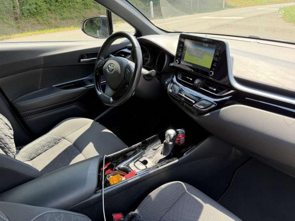 Белый Тойота C-HR 2022 в Таураге, объемом двигателя 1.80 л и пробегом 44 тыс. км за 20900 €, фото 9 на AUTOMOTO.COM.LV