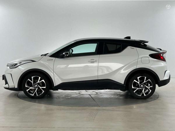 Белый Тойота C-HR 2022 в Вильнюс, объемом двигателя 1.80 л и пробегом 84 тыс. км за 23900 €, фото 3 на AUTOMOTO.COM.LV