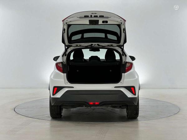 Белый Тойота C-HR 2022 в Вильнюс, объемом двигателя 1.80 л и пробегом 84 тыс. км за 23900 €, фото 10 на AUTOMOTO.COM.LV