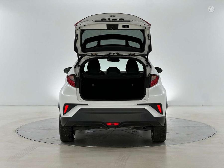 Белый Тойота C-HR 2022 в Вильнюс, объемом двигателя 1.80 л и пробегом 84 тыс. км за 23900 €, фото 11 на AUTOMOTO.COM.LV