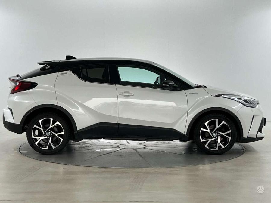 Белый Тойота C-HR 2022 в Вильнюс, объемом двигателя 1.80 л и пробегом 84 тыс. км за 23900 €, фото 17 на AUTOMOTO.COM.LV