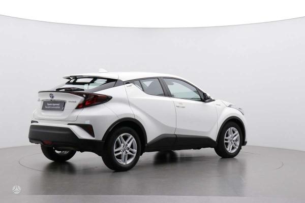 Белый Тойота C-HR 2022 в Вильнюс, объемом двигателя 1.80 л и пробегом 75 тыс. км за 23900 €, фото 3 на AUTOMOTO.COM.LV