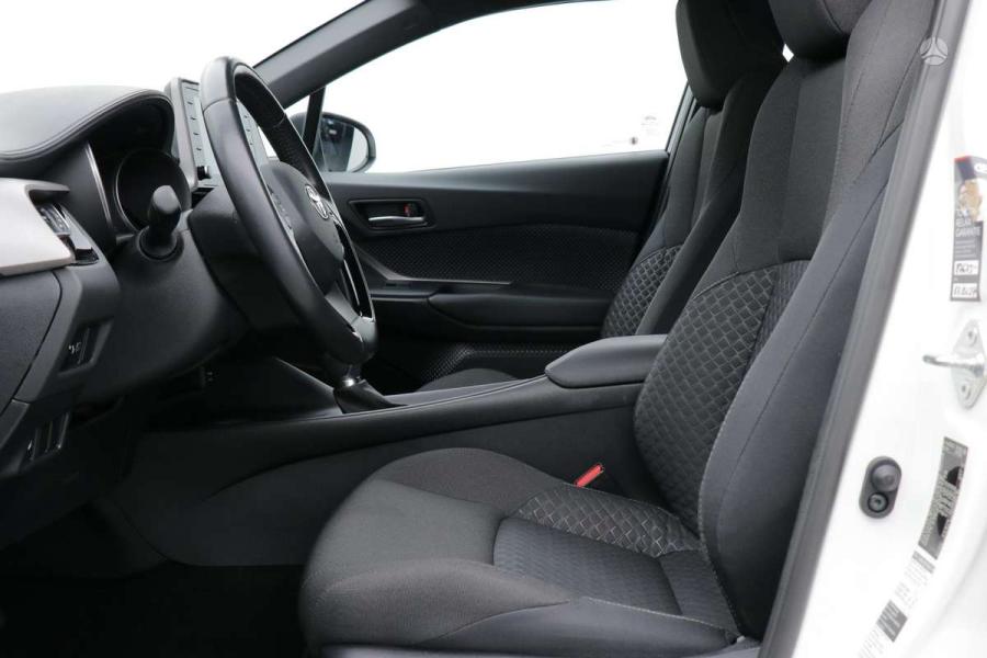 Balts Toyota C-HR 2022 Viļņa, ar dzinēja tilpumu 1.80 L un nobraukumu 75 tūkst. km par 23900 €, foto 13 vietnē AUTOMOTO.COM.LV