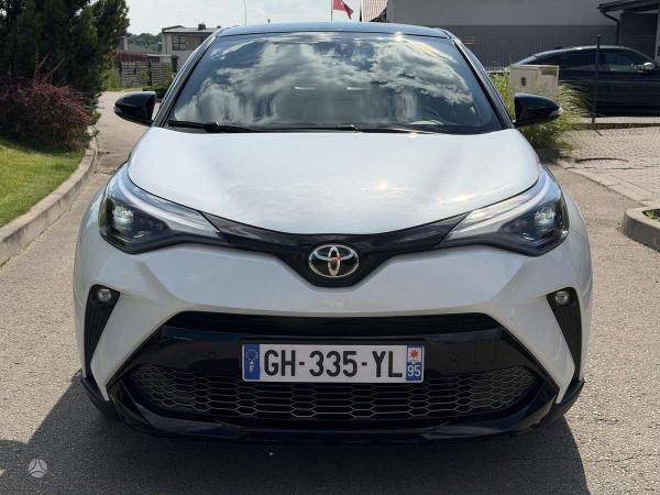 White Toyota C-HR 2022 in Kaunas, with an engine capacity of 1.99 L and mileage of 215 thousand km for 19690 €, photo 2 on AUTOMOTO.COM.LV