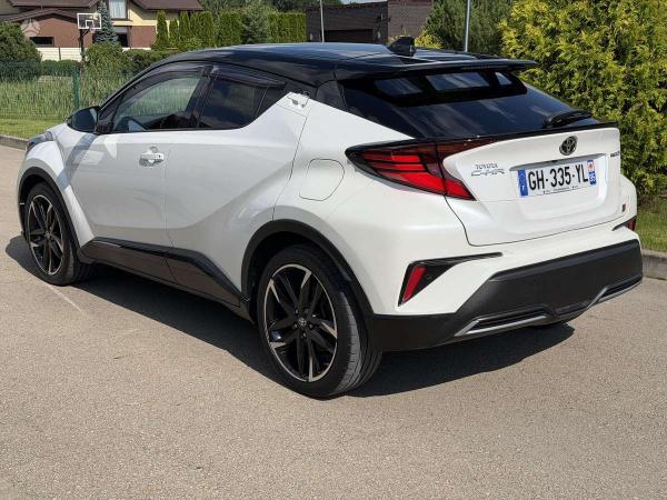 White Toyota C-HR 2022 in Kaunas, with an engine capacity of 1.99 L and mileage of 215 thousand km for 19690 €, photo 4 on AUTOMOTO.COM.LV