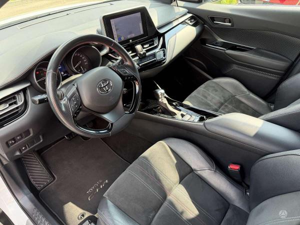 White Toyota C-HR 2022 in Kaunas, with an engine capacity of 1.99 L and mileage of 215 thousand km for 19690 €, photo 6 on AUTOMOTO.COM.LV