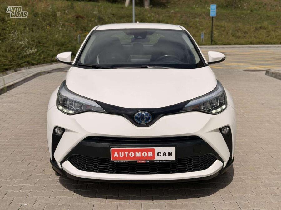 White Toyota C-HR 2022 in Vilnius, with an engine capacity of 1.80 L and mileage of 133 thousand km for 19650 €, photo 3 on AUTOMOTO.COM.LV