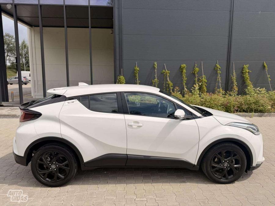 White Toyota C-HR 2022 in Vilnius, with an engine capacity of 1.80 L and mileage of 133 thousand km for 19650 €, photo 5 on AUTOMOTO.COM.LV