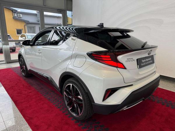 White Toyota C-HR 2022 in Siauliai, with an engine capacity of 1.80 L and mileage of 91 thousand km for 24900 €, photo 5 on AUTOMOTO.COM.LV
