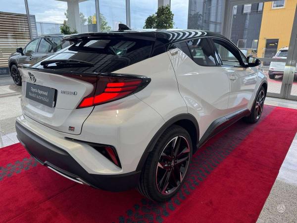White Toyota C-HR 2022 in Siauliai, with an engine capacity of 1.80 L and mileage of 91 thousand km for 24900 €, photo 6 on AUTOMOTO.COM.LV