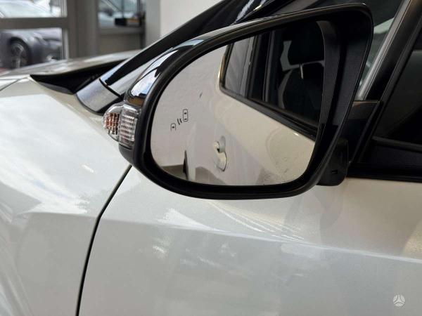 White Toyota C-HR 2022 in Siauliai, with an engine capacity of 1.80 L and mileage of 91 thousand km for 24900 €, photo 9 on AUTOMOTO.COM.LV