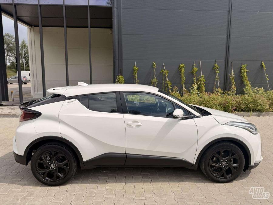 Белый Тойота C-HR 2022 в Вильнюс, объемом двигателя 1.80 л и пробегом 133 тыс. км за 19650 €, фото 5 на AUTOMOTO.COM.LV