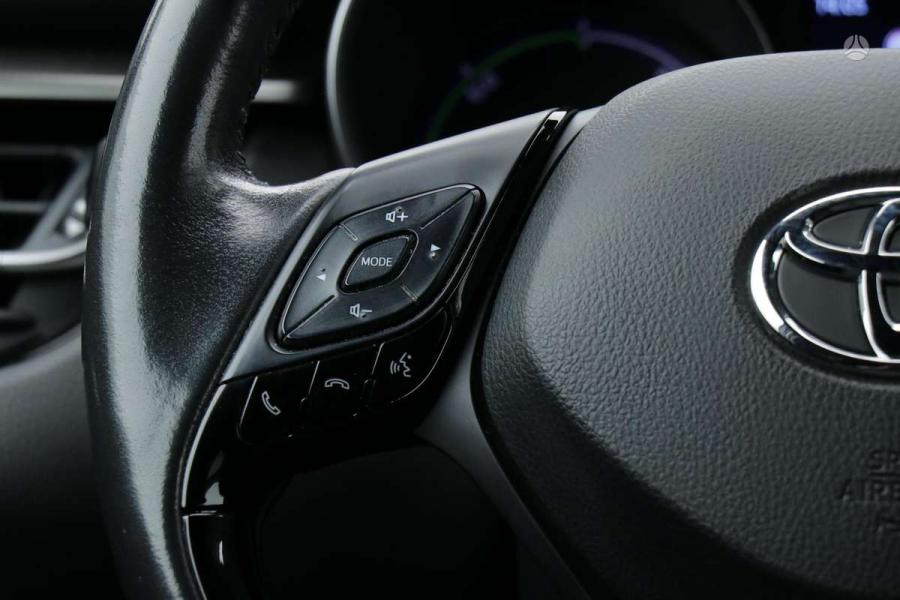 Белый Тойота C-HR 2022 в Вильнюс, объемом двигателя 1.99 л и пробегом 87 тыс. км за 24900 €, фото 30 на AUTOMOTO.COM.LV