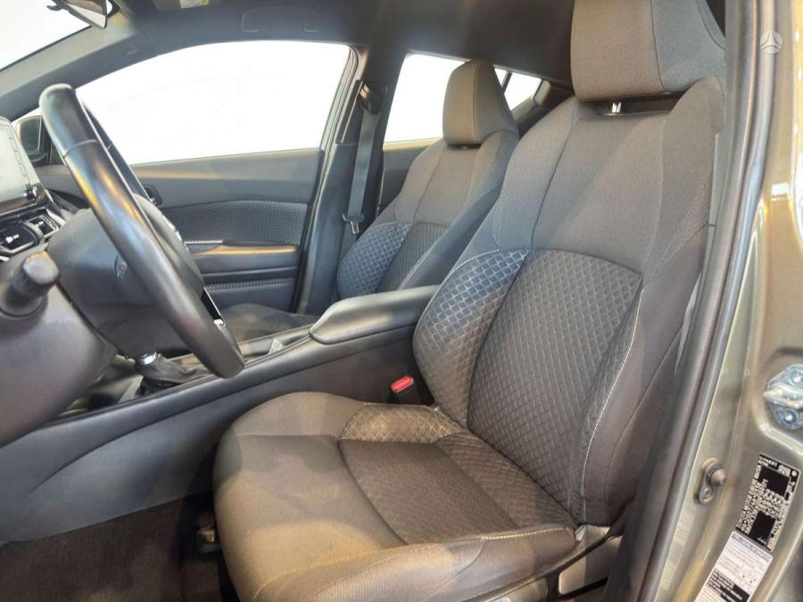 Balts Toyota C-HR 2022 Šauļi, ar dzinēja tilpumu 1.80 L un nobraukumu 106 tūkst. km par 21900 €, foto 12 vietnē AUTOMOTO.COM.LV