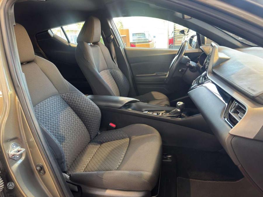 Balts Toyota C-HR 2022 Šauļi, ar dzinēja tilpumu 1.80 L un nobraukumu 106 tūkst. km par 21900 €, foto 23 vietnē AUTOMOTO.COM.LV