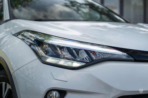 Белый Тойота C-HR 2022 в Вильнюс, объемом двигателя 1.80 л и пробегом 122 тыс. км за 19900 €, фото 4 на AUTOMOTO.COM.LV