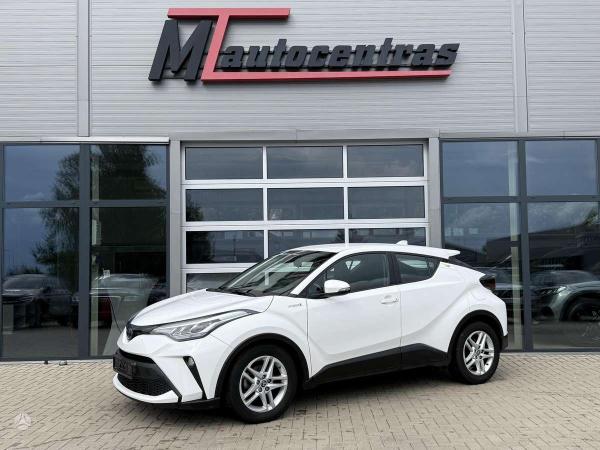 Белый Тойота C-HR 2022 в Вильнюс, объемом двигателя 1.80 л и пробегом 533 тыс. км за 12000 €, фото 1 на AUTOMOTO.COM.LV