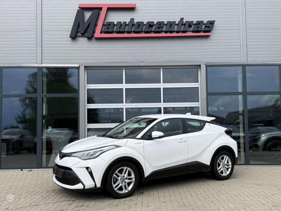 Белый Тойота C-HR 2022 в Вильнюс, объемом двигателя 1.80 л и пробегом 533 тыс. км за 12000 €, фото 1 на AUTOMOTO.COM.LV