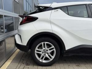 Белый Тойота C-HR 2022 в Вильнюс, объемом двигателя 1.80 л и пробегом 533 тыс. км за 12000 €, фото 18 на AUTOMOTO.COM.LV