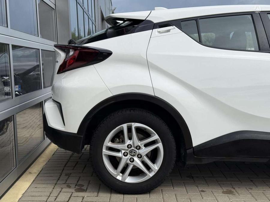 Белый Тойота C-HR 2022 в Вильнюс, объемом двигателя 1.80 л и пробегом 533 тыс. км за 12000 €, фото 18 на AUTOMOTO.COM.LV