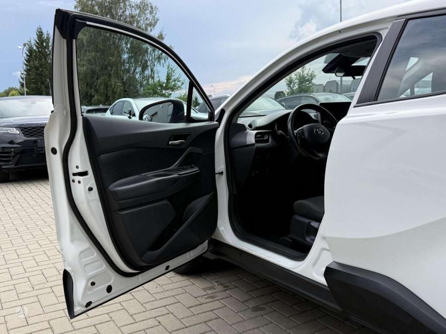Белый Тойота C-HR 2022 в Вильнюс, объемом двигателя 1.80 л и пробегом 533 тыс. км за 12000 €, фото 21 на AUTOMOTO.COM.LV