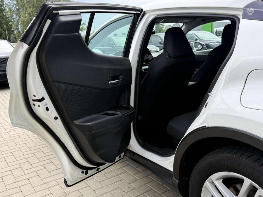 Белый Тойота C-HR 2022 в Вильнюс, объемом двигателя 1.80 л и пробегом 533 тыс. км за 12000 €, фото 28 на AUTOMOTO.COM.LV