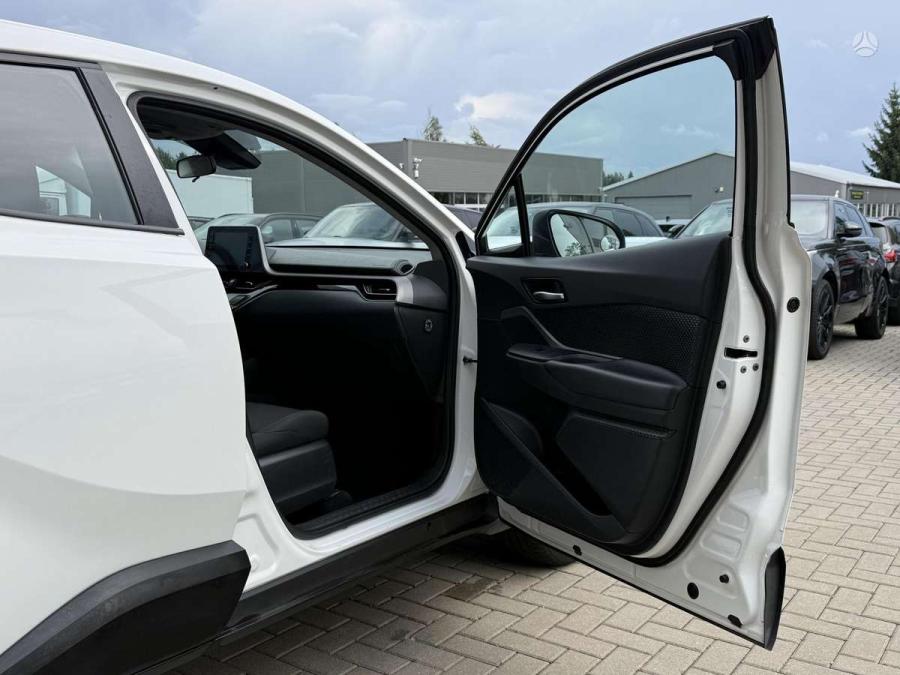 Белый Тойота C-HR 2022 в Вильнюс, объемом двигателя 1.80 л и пробегом 533 тыс. км за 12000 €, фото 37 на AUTOMOTO.COM.LV
