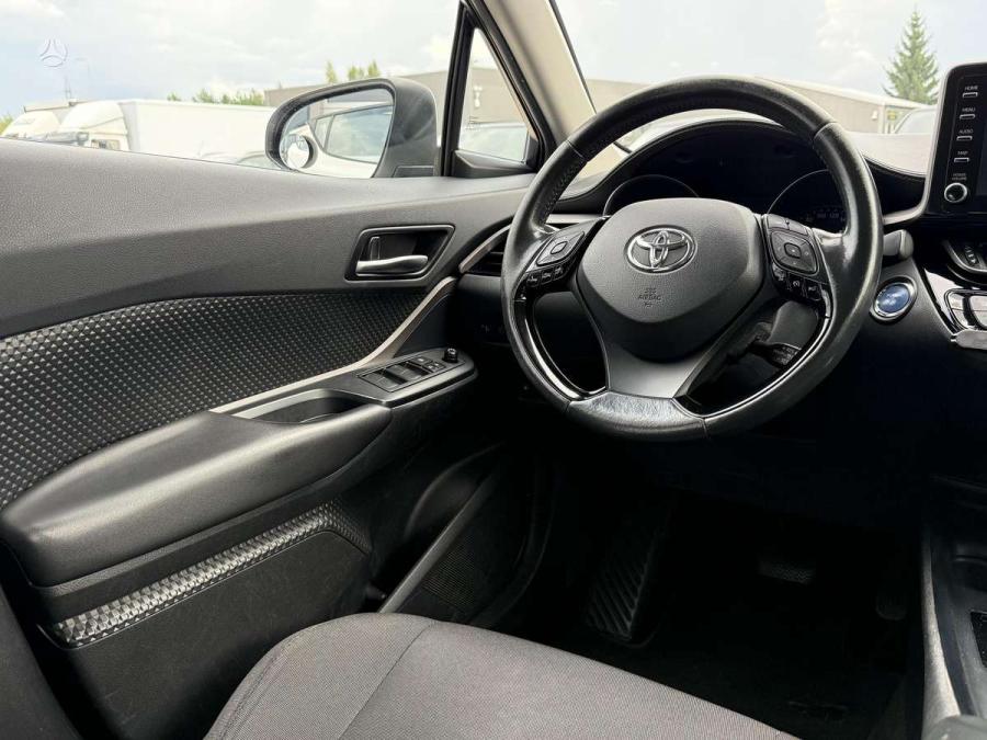 Белый Тойота C-HR 2022 в Вильнюс, объемом двигателя 1.80 л и пробегом 533 тыс. км за 12000 €, фото 43 на AUTOMOTO.COM.LV