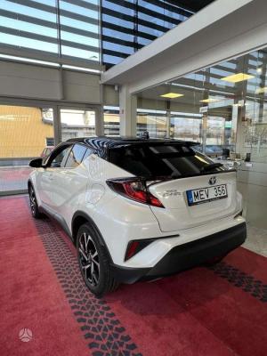 Белый Тойота C-HR 2022 в Вильнюс, объемом двигателя 1.80 л и пробегом 67 тыс. км за 25500 €, фото  на AUTOMOTO.COM.LV