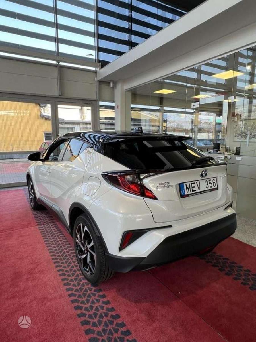 Белый Тойота C-HR 2022 в Вильнюс, объемом двигателя 1.80 л и пробегом 67 тыс. км за 25500 €, фото 1 на AUTOMOTO.COM.LV