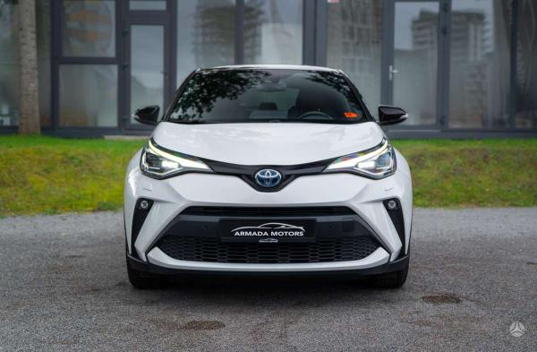 White Toyota C-HR 2022 in Vilnius, with an engine capacity of 1.80 L and mileage of 49 thousand km for 23500 €, photo 5 on AUTOMOTO.COM.LV
