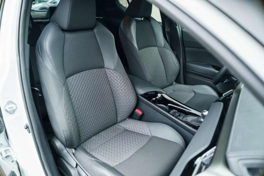 Balts Toyota C-HR 2022 Viļņa, ar dzinēja tilpumu 1.80 L un nobraukumu 49 tūkst. km par 23500 €, foto 22 vietnē AUTOMOTO.COM.LV