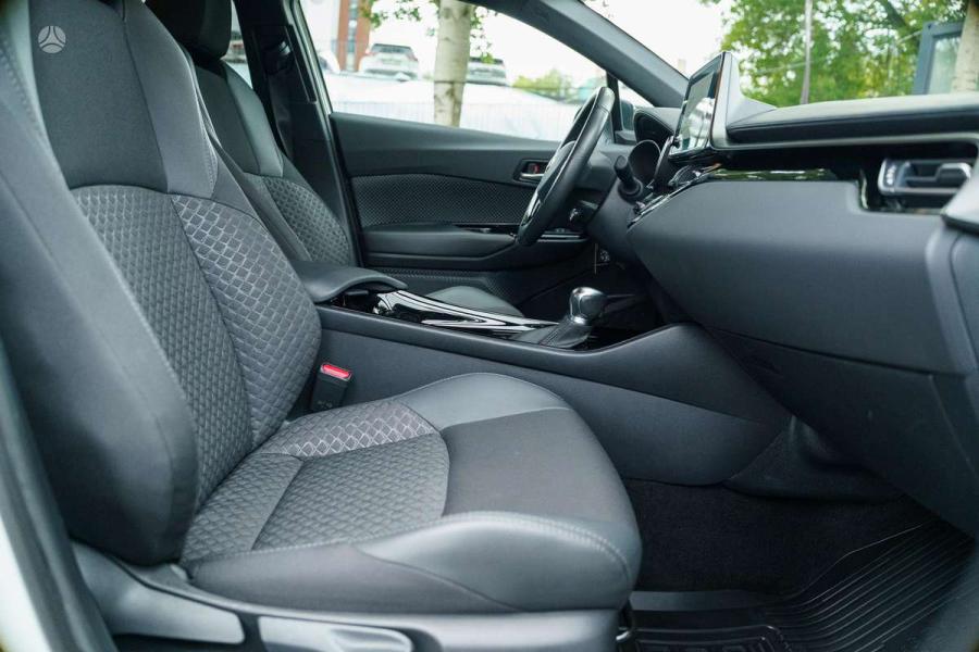 Balts Toyota C-HR 2022 Viļņa, ar dzinēja tilpumu 1.80 L un nobraukumu 49 tūkst. km par 23500 €, foto 23 vietnē AUTOMOTO.COM.LV